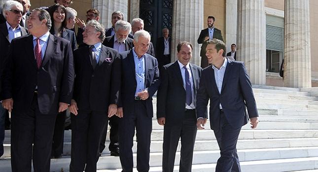 Φωτογραφίες: Το απίστευτο κόλπο του Κατρούγκαλου για να φαίνεται πιο ...