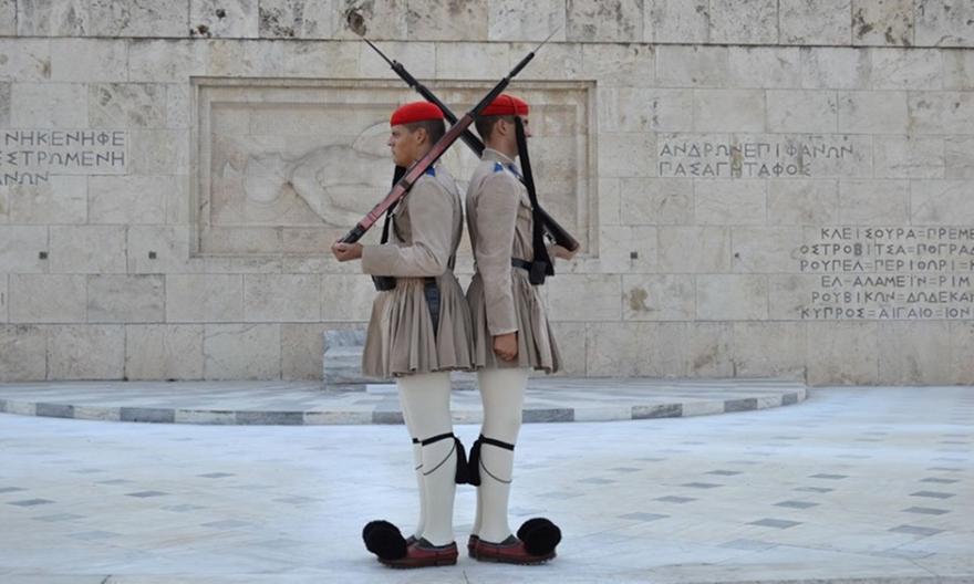 ΟΥΚας πλακώθηκε με Εύζωνα και πήγε να του πάρει το όπλο! - Επικαιρότητα ...