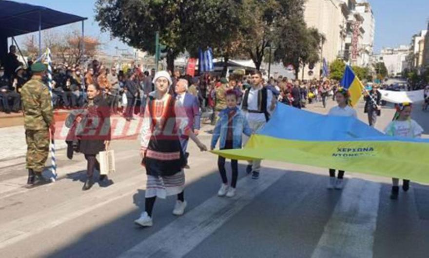 25η Μαρτίου: Ουκρανοί πρόσφυγες παρέλασαν στην Πάτρα - Επικαιρότητα ...