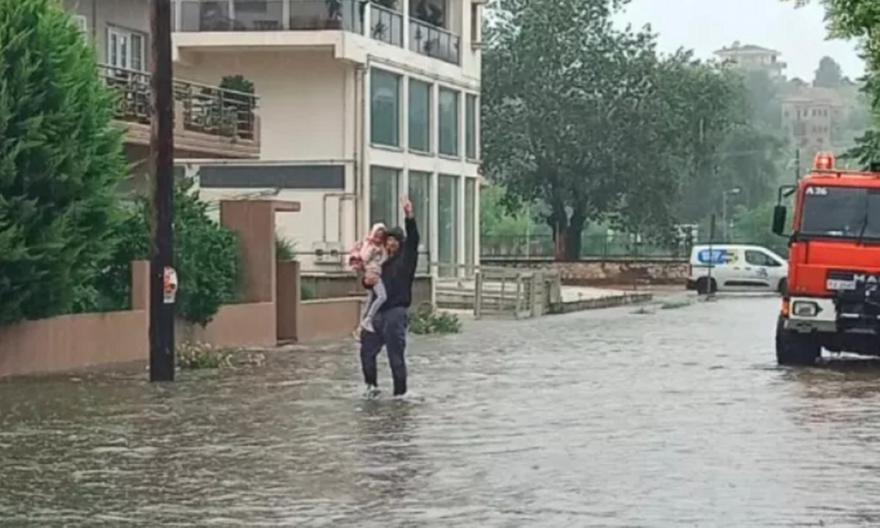 Τρίκαλα: Πυροσβεστική έβγαλε παιδιά πλημμυρισμένο σχολείο ...