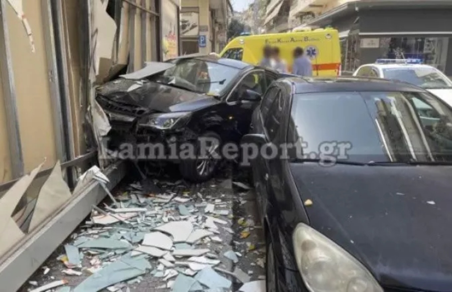 Απίστευτες εικόνες με αυτοκίνητο να μπαίνει σε βιτρίνα! - aveserres.gr