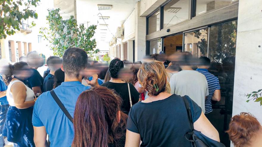 Πανικός για τις ταυτότητες: Ουρές για να αποφύγουν το… τσιπ ...