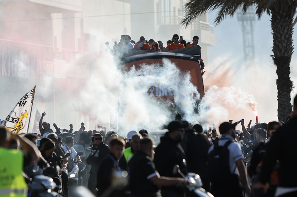 Live Streaming: Η παρέλαση του ανοιχτού πούλμαν των θριαμβευτών του ΟΦΗ ...